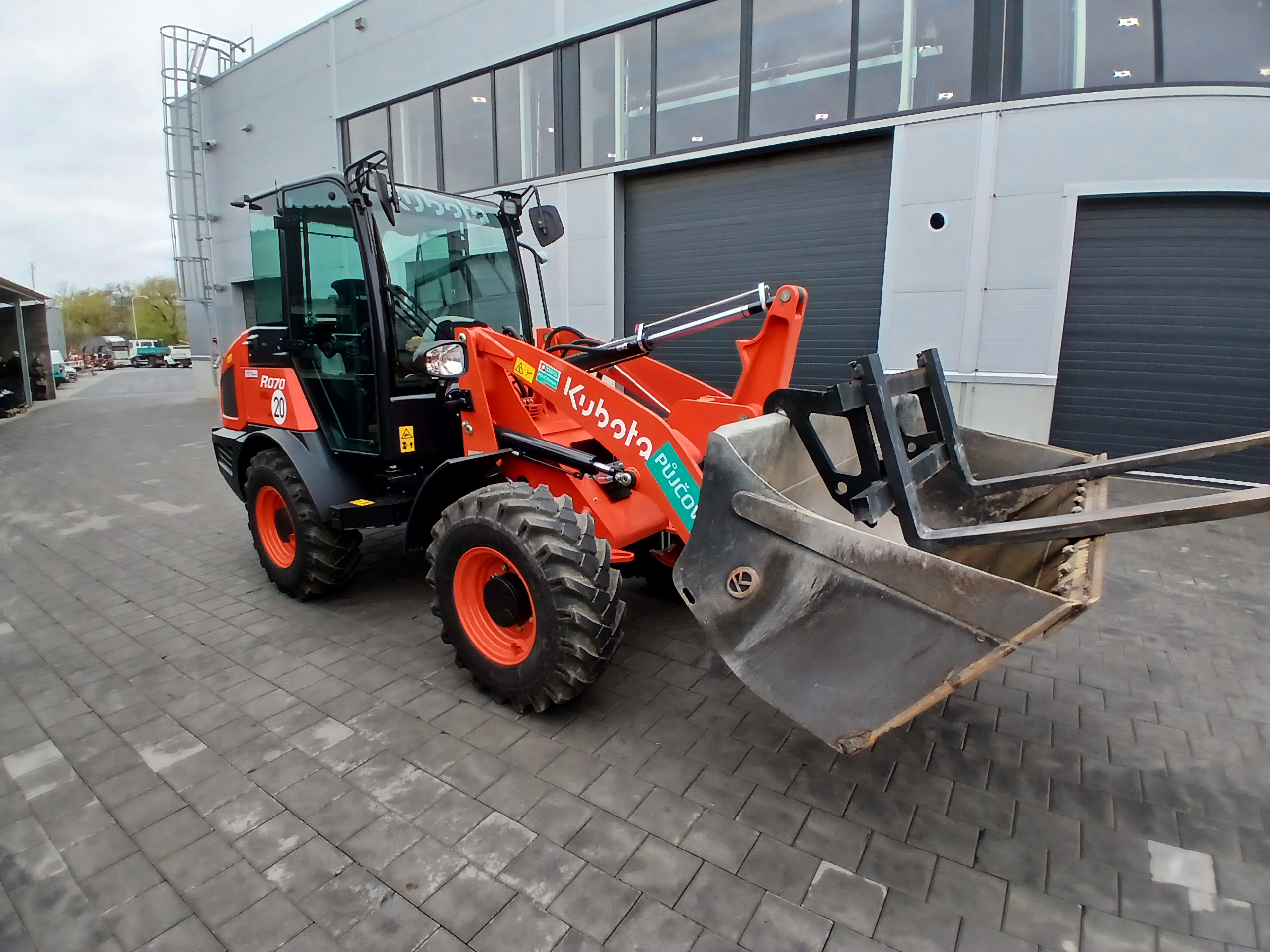 Nakladač Kubota R070 [9984] | STAVES s.r.o.
